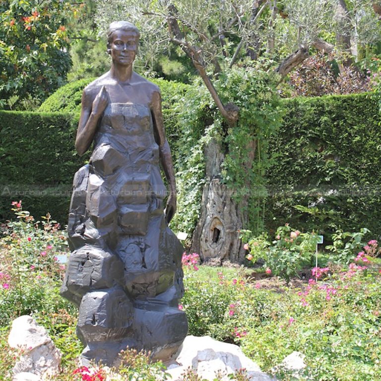 Grace Kelly Sculpture