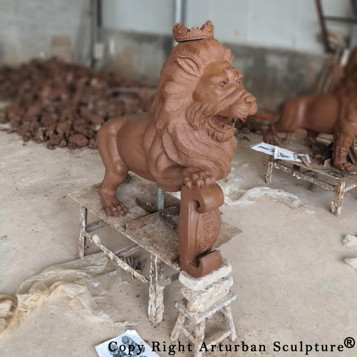 Lion with Crown Statue - Arturban Sculpture